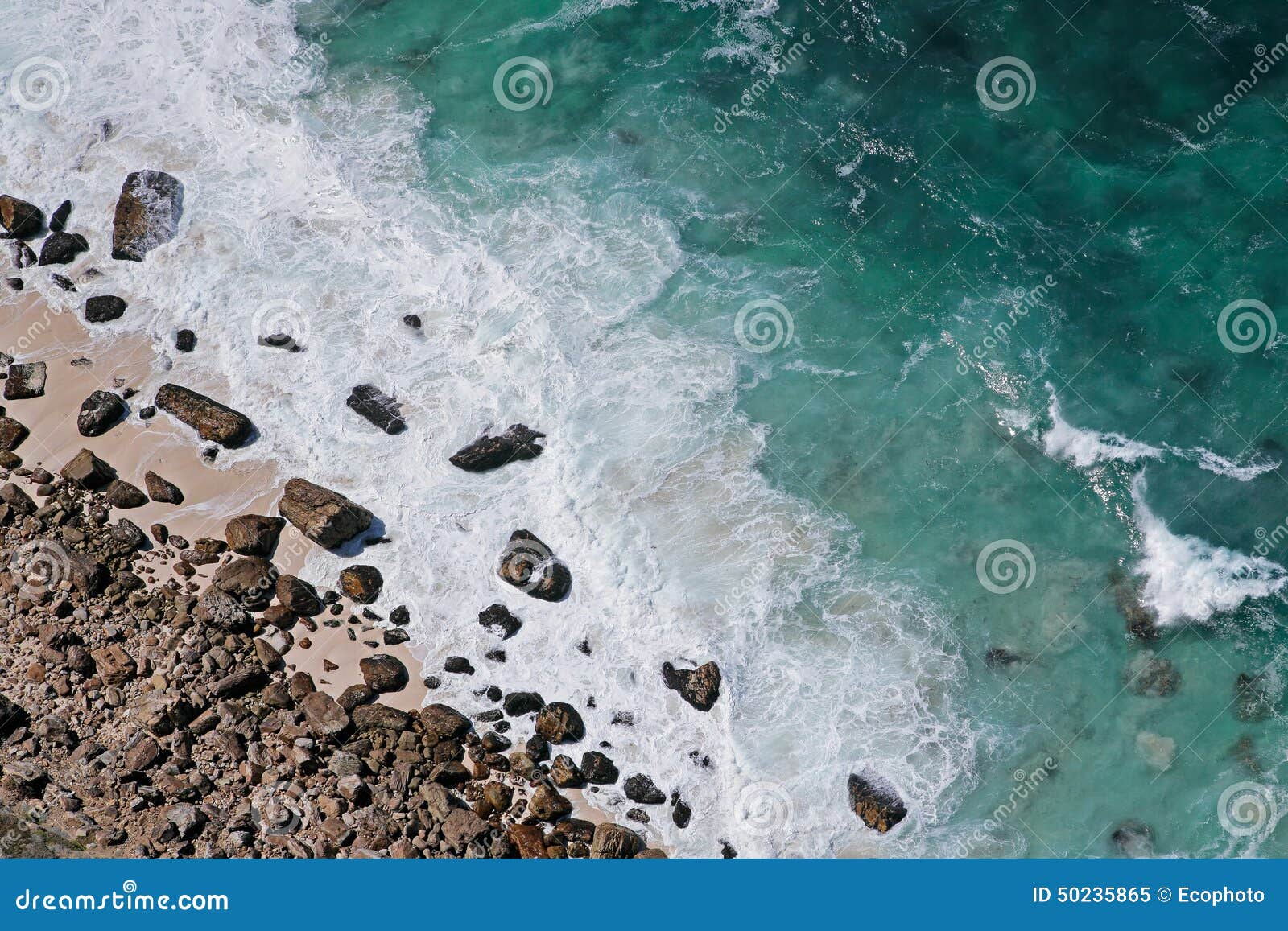Plage rocheuse et ondes image stock. Image du rivage - 50235865