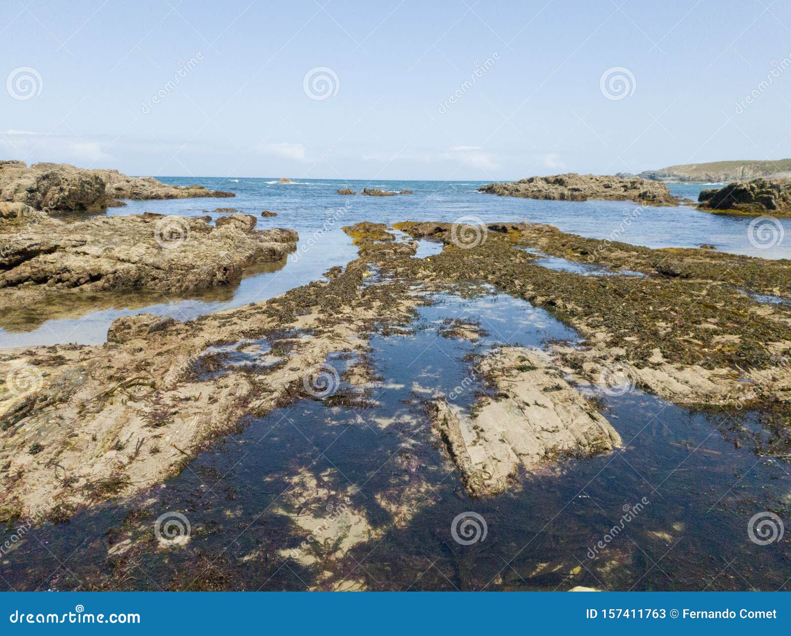 Plage rocheuse sauvage image stock. Image du falaise - 157411763