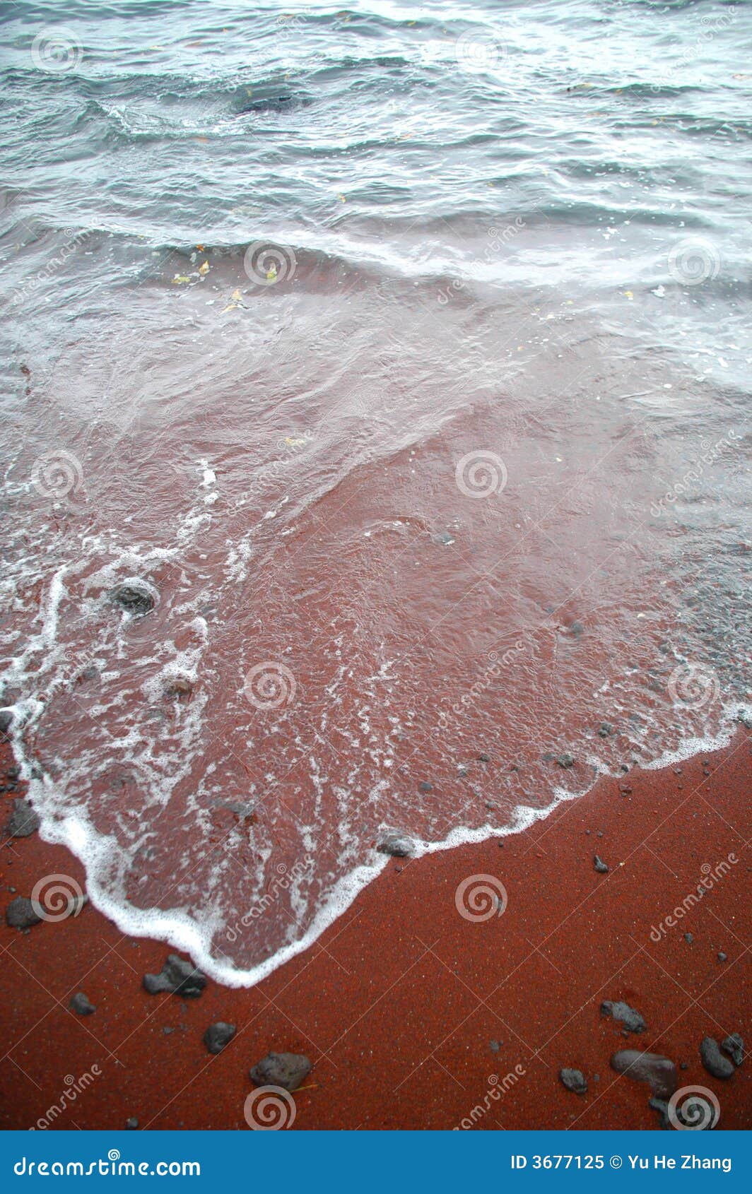 Plage rouge de sable, Maui image stock. Image du plage - 3677125