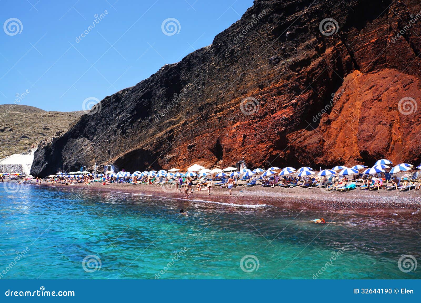 Plage rouge de Santorini photo stock. Image du côte, europe - 32644190