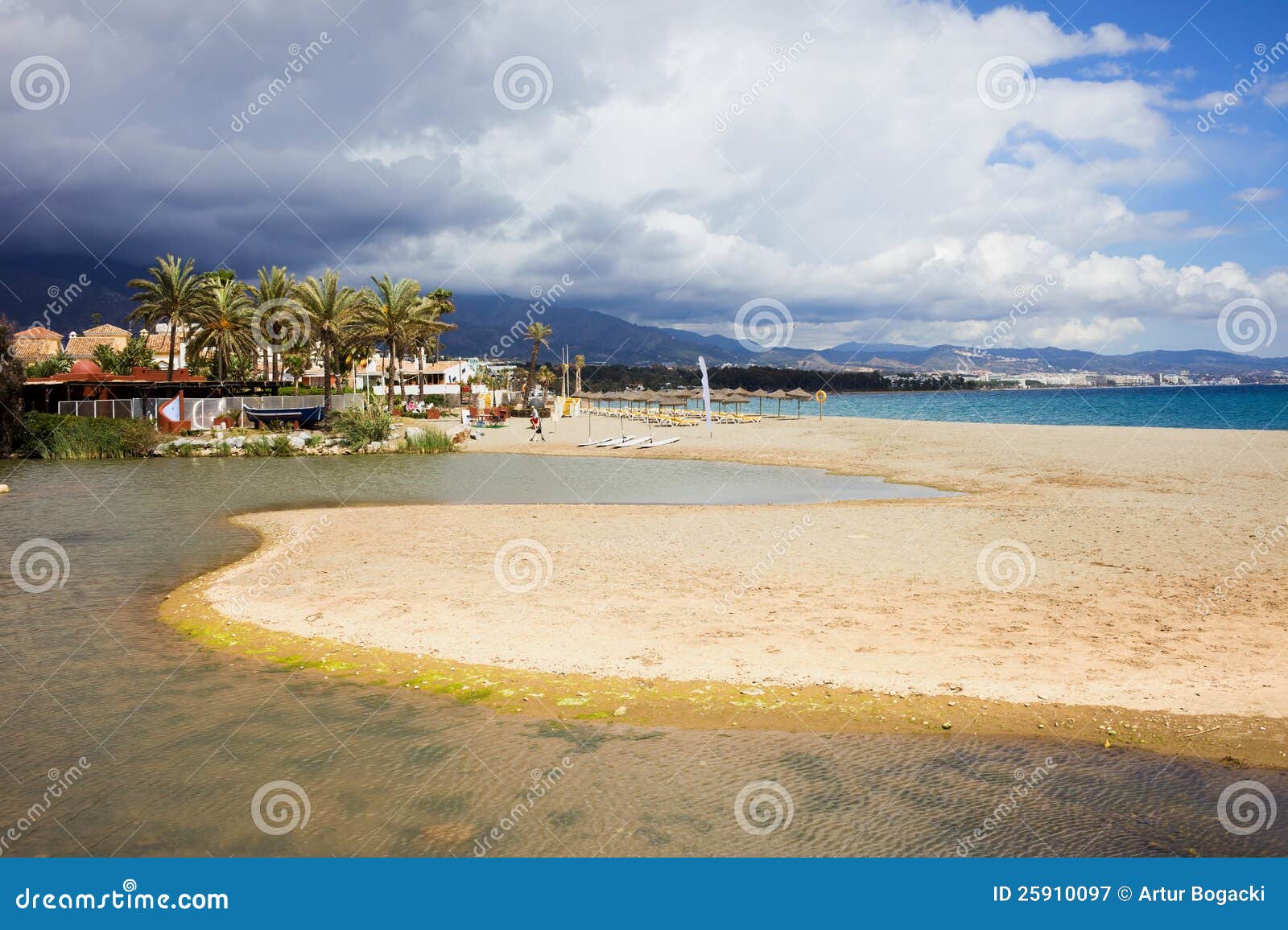 Plage sur Costa del Sol image stock. Image du ensoleillé - 25910097