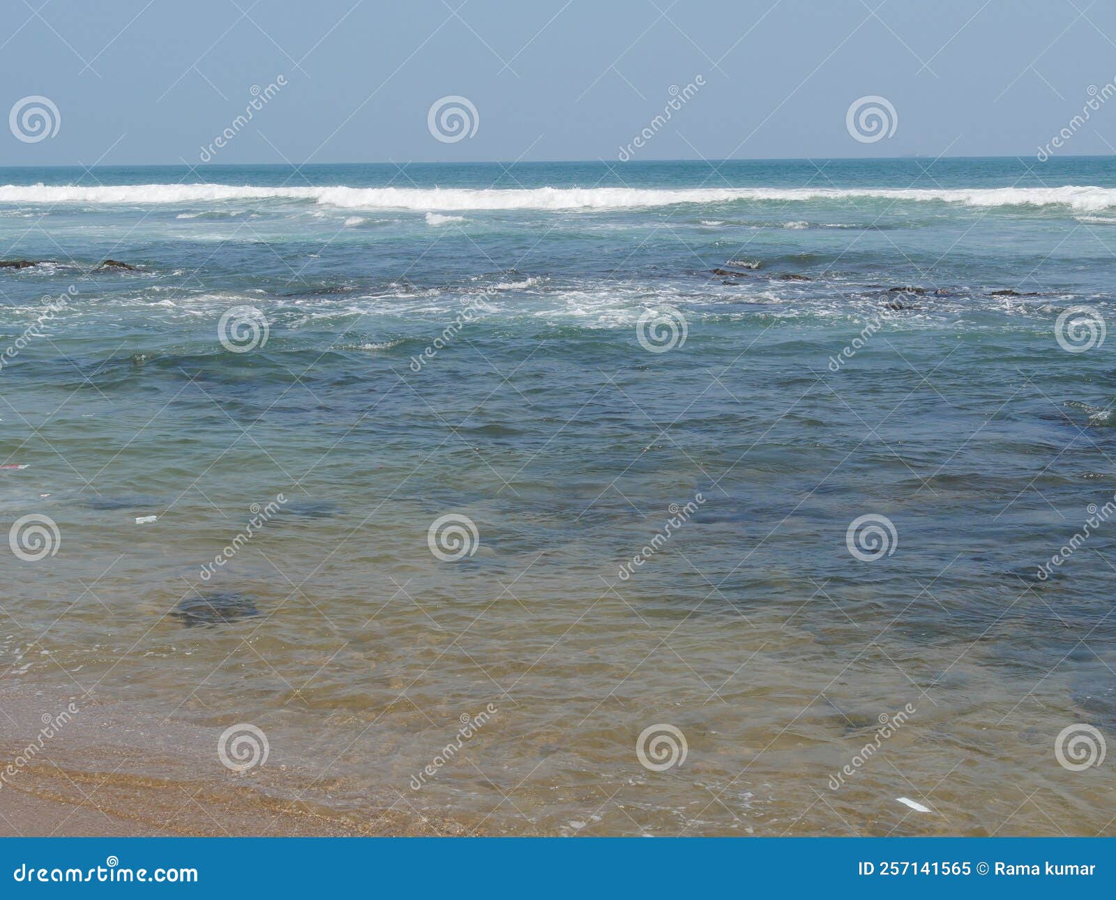 Plages d'eau limpide image stock. Image du compartiment - 257141565