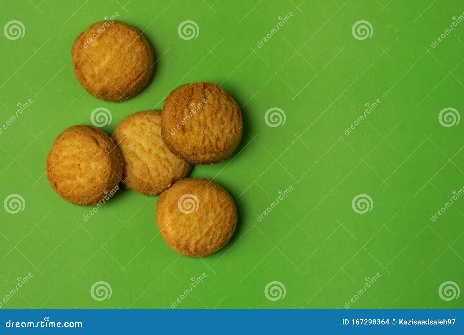 5 Plain Cookies in Green Background Stock Photo - Image of isolated ...
