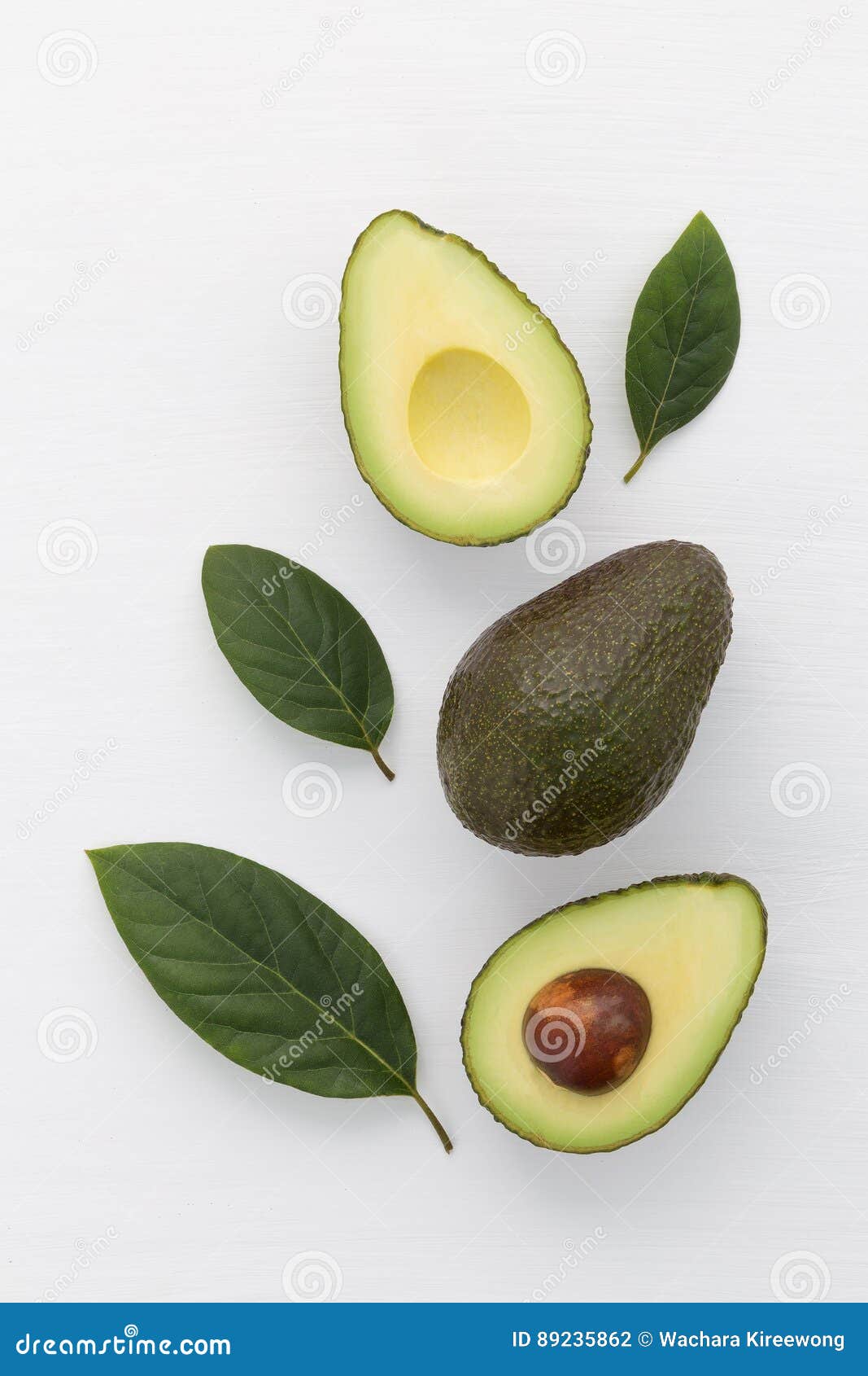 Plakken Van Avocado Op Witte Achtergrond Geheel En De Helft Met Verlof ... Plakken Van Avocado Op Witte Achtergrond Geheel En De Helft Met Verlof ...