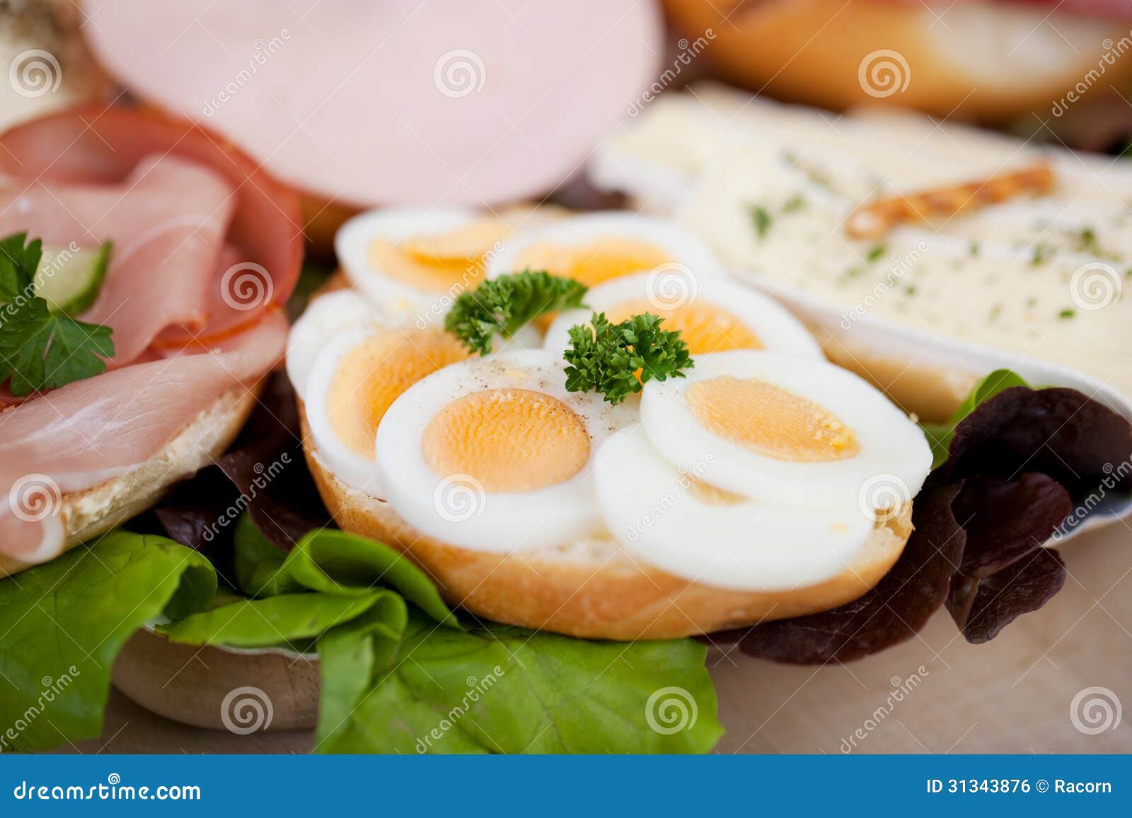 Plakken Van Gekookte Eieren Op Brood Stock Foto - Image of opslag ...