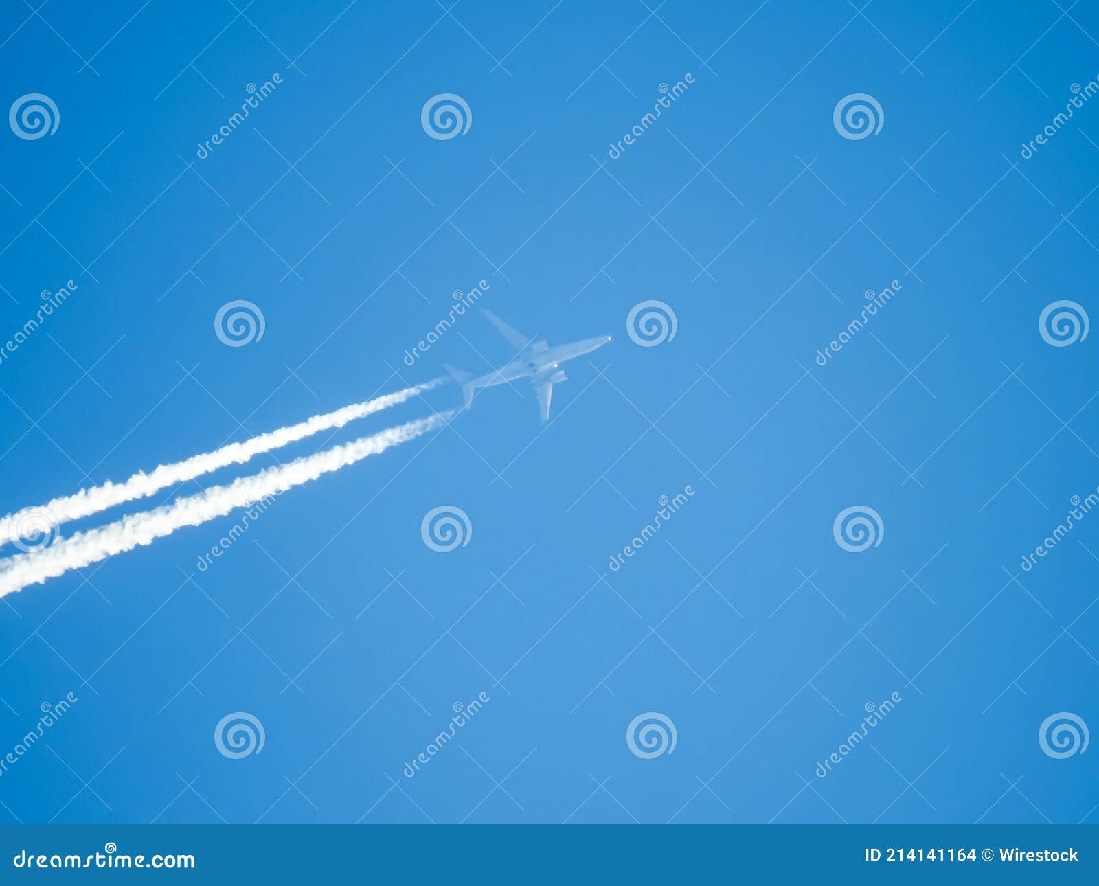 Plan d'un avion volant photo stock. Image du mouche - 214141164