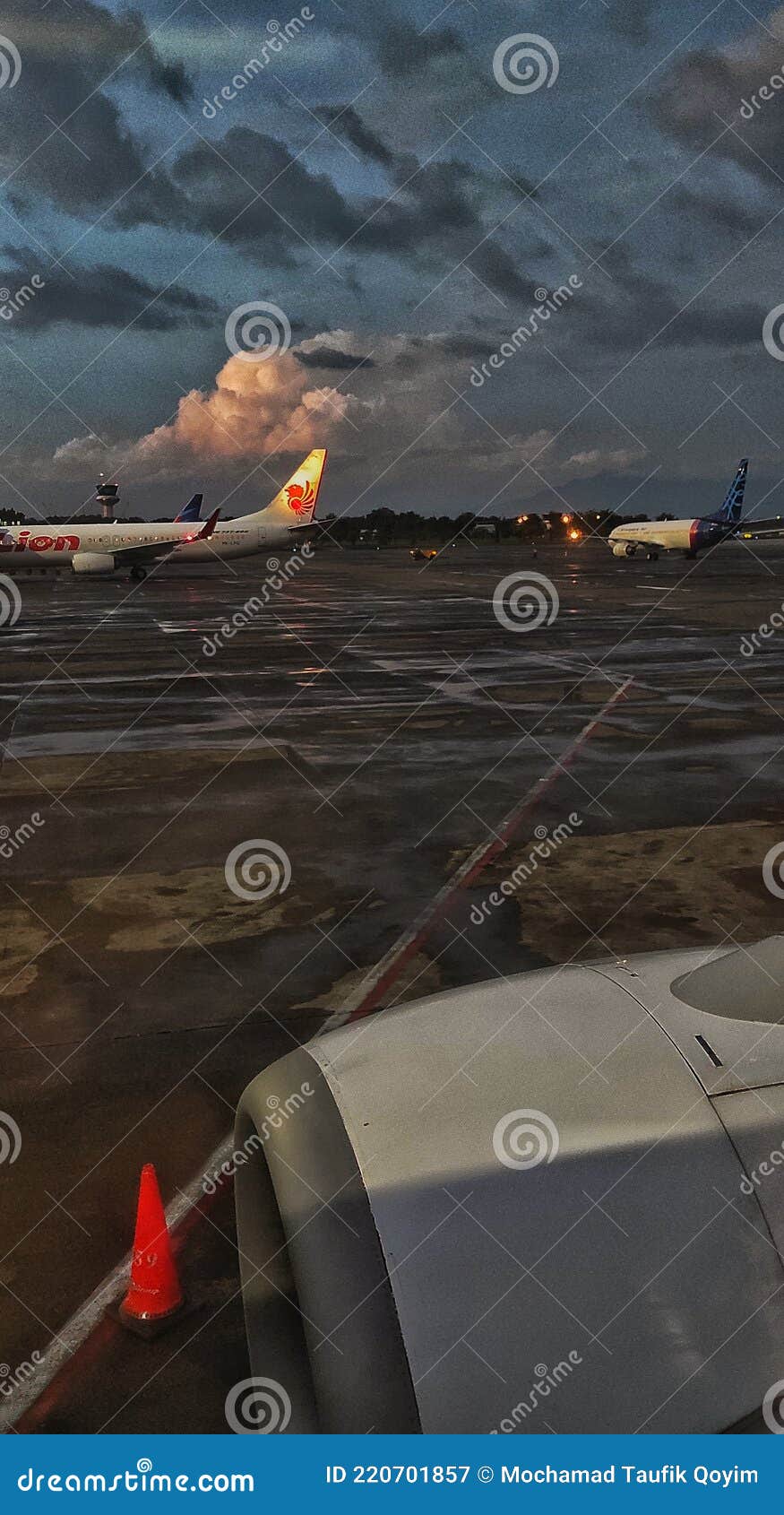 Plan De Embarque En Aeropuerto Fotografía editorial - Imagen de océano ...