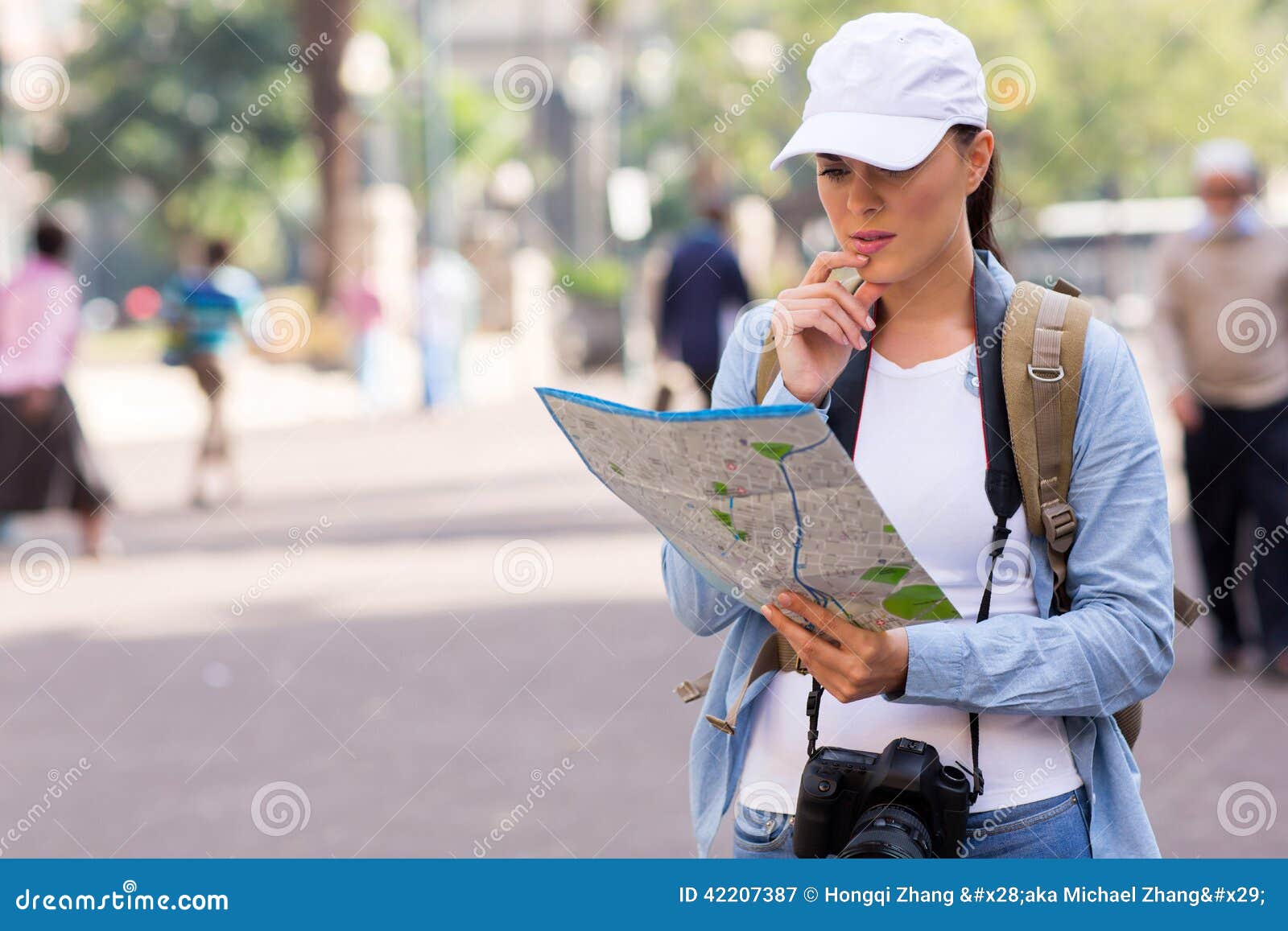 Plan de ville de touristes image stock. Image du regarder - 42207387