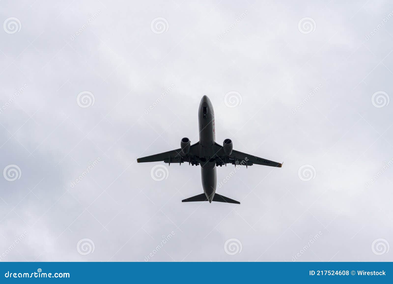 Plan En Angle Bas D'un Avion Volant Dans Le Ciel Sombre Photo stock ...