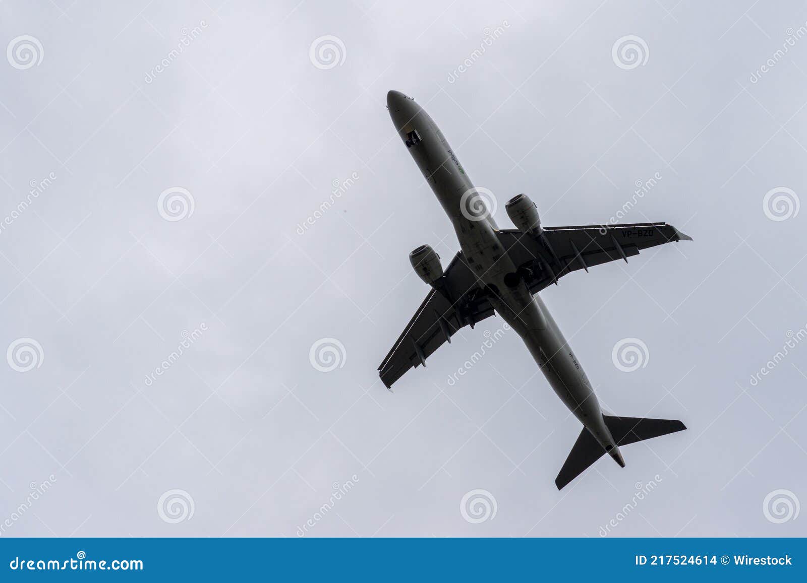 Plan En Angle Bas D'un Avion Volant Dans Le Ciel Sombre Photo stock ...