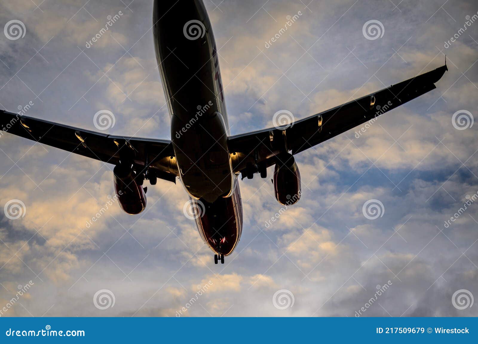 Plan En Bas Angle D'un Avion Volant Dans Le Ciel Bleu Image stock ...