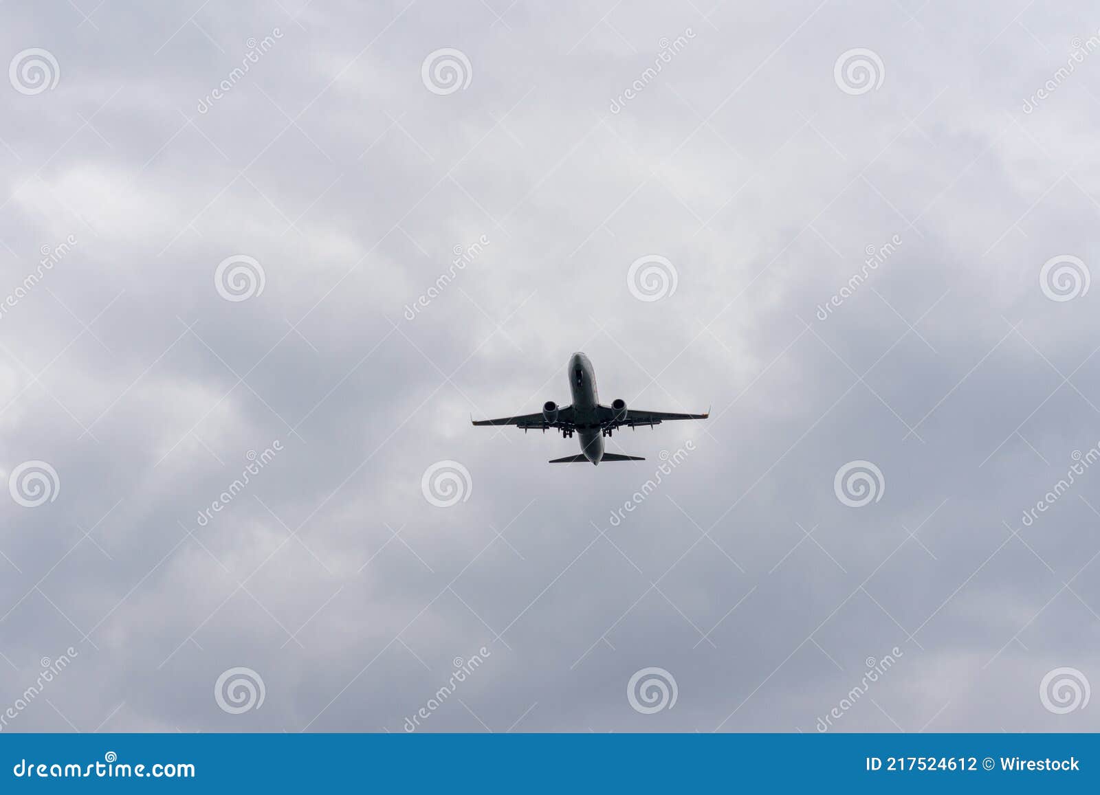 Plan En Bas Angle D'un Avion Volant Dans Le Ciel Nuageux Photo stock ...
