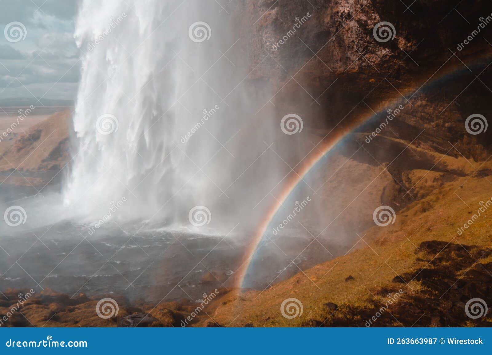 Plan En Bas D'une Belle Cascade Avec Arc-en-ciel En Islande Image stock ...