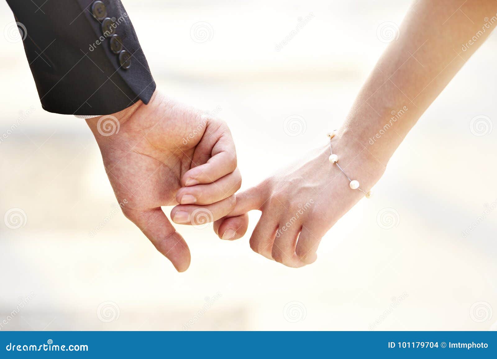 Plan Rapproché Des Mains D'un Couple Photo stock - Image du homme ...