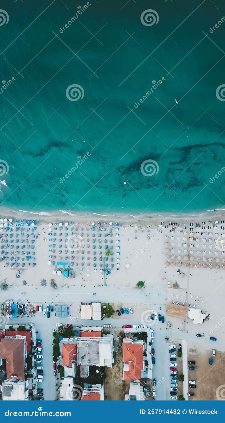 Plan Vertical D'un Bord De Mer Photo stock - Image du course, couleur ... Plan Vertical D'un Bord De Mer Photo stock - Image du course, couleur ...