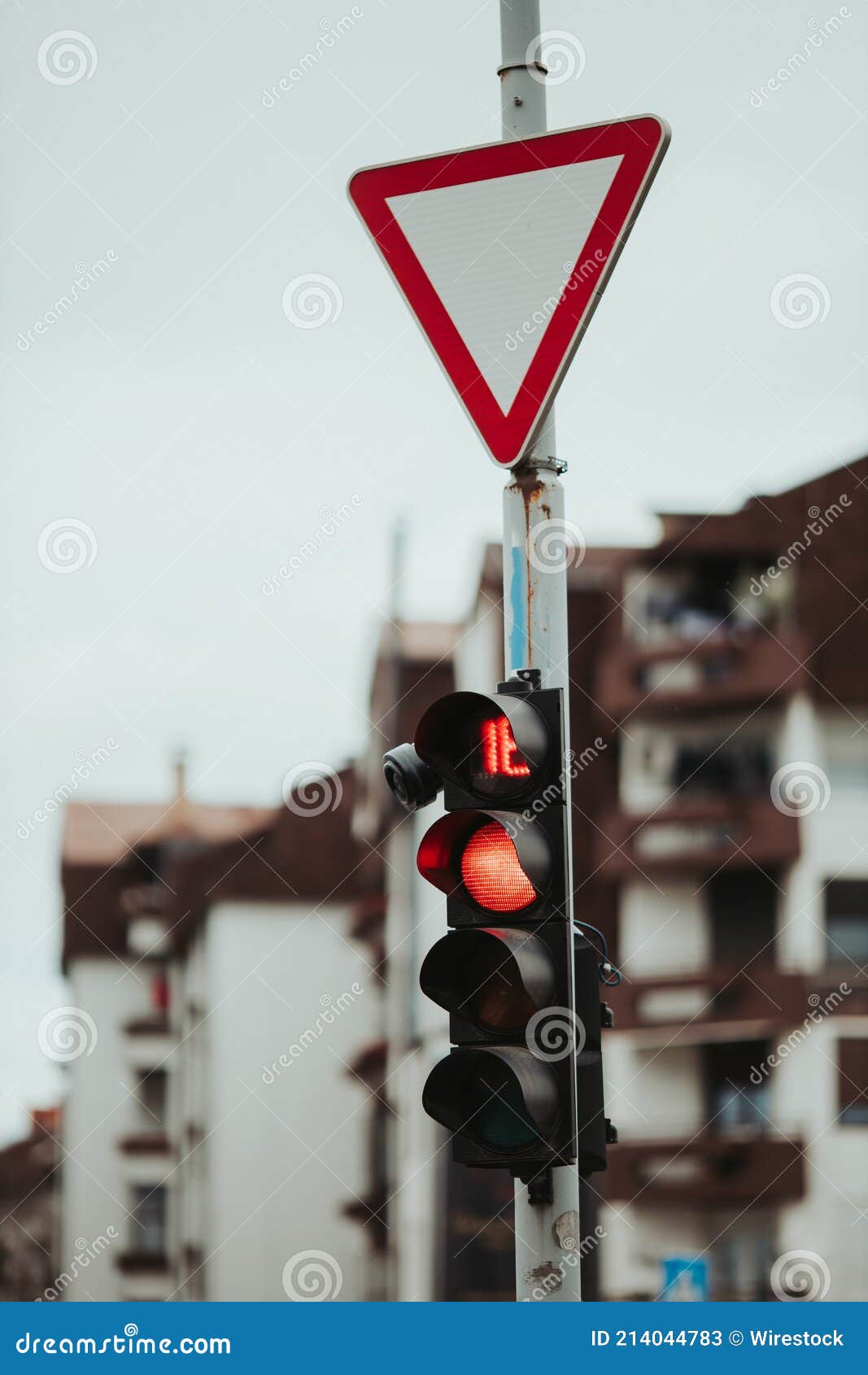 Plan Vertical D'un Panneau "yield" Au-dessus D'un Feu Rouge Image stock ...