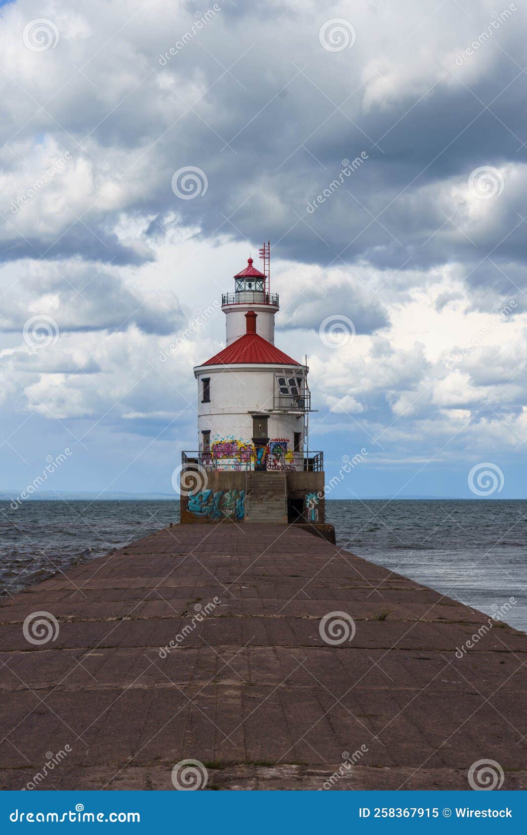Plan Vertical D'un Phare Sur Le Rivage Image stock - Image du fond ... Plan Vertical D'un Phare Sur Le Rivage Image stock - Image du fond ...