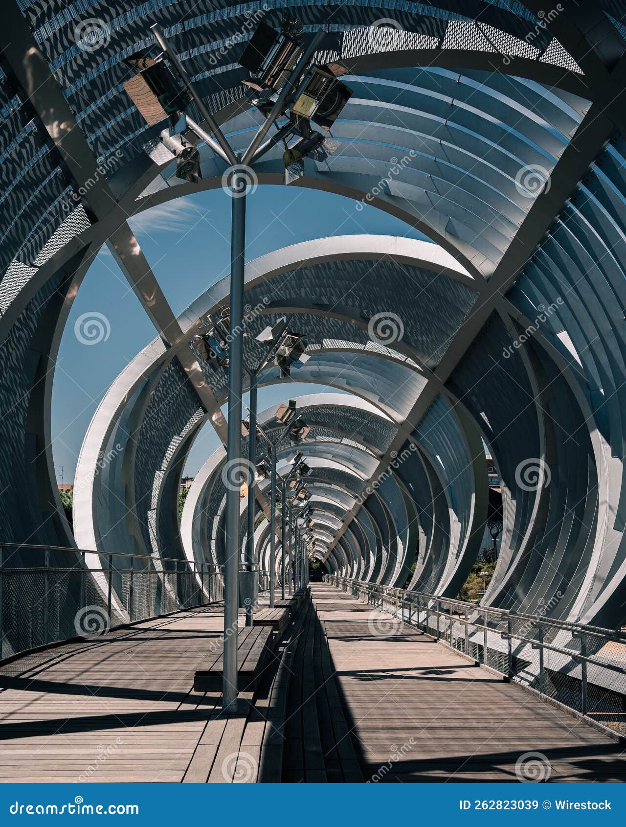 Plan Vertical D'un Pont En Spirale Image stock éditorial - Image du ...