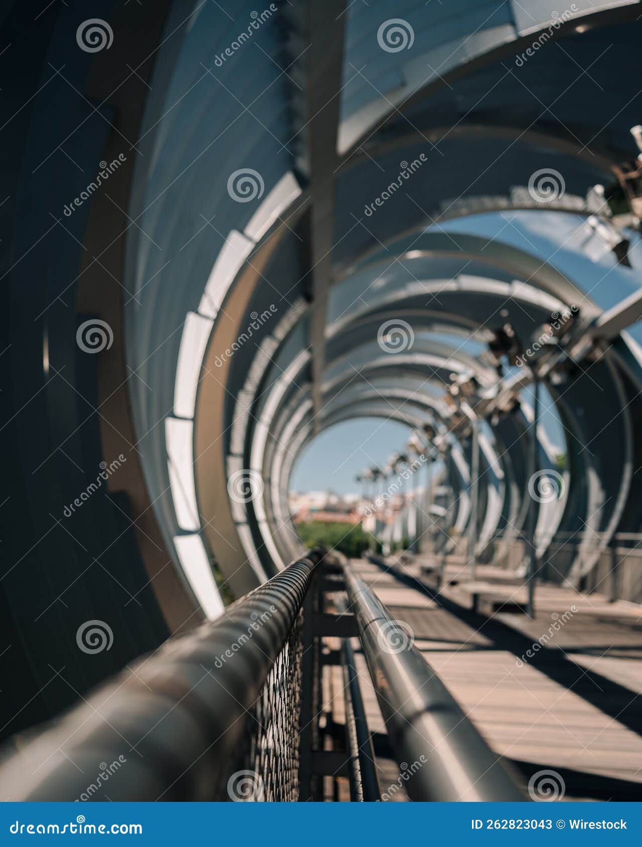 Plan Vertical D'un Pont En Spirale Photo stock éditorial - Image du ...