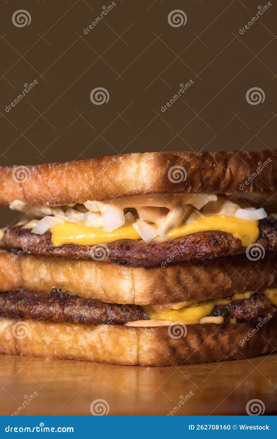 Plan Vertical D'un Sandwich Placé Sur Une Surface En Bois Photo stock ...