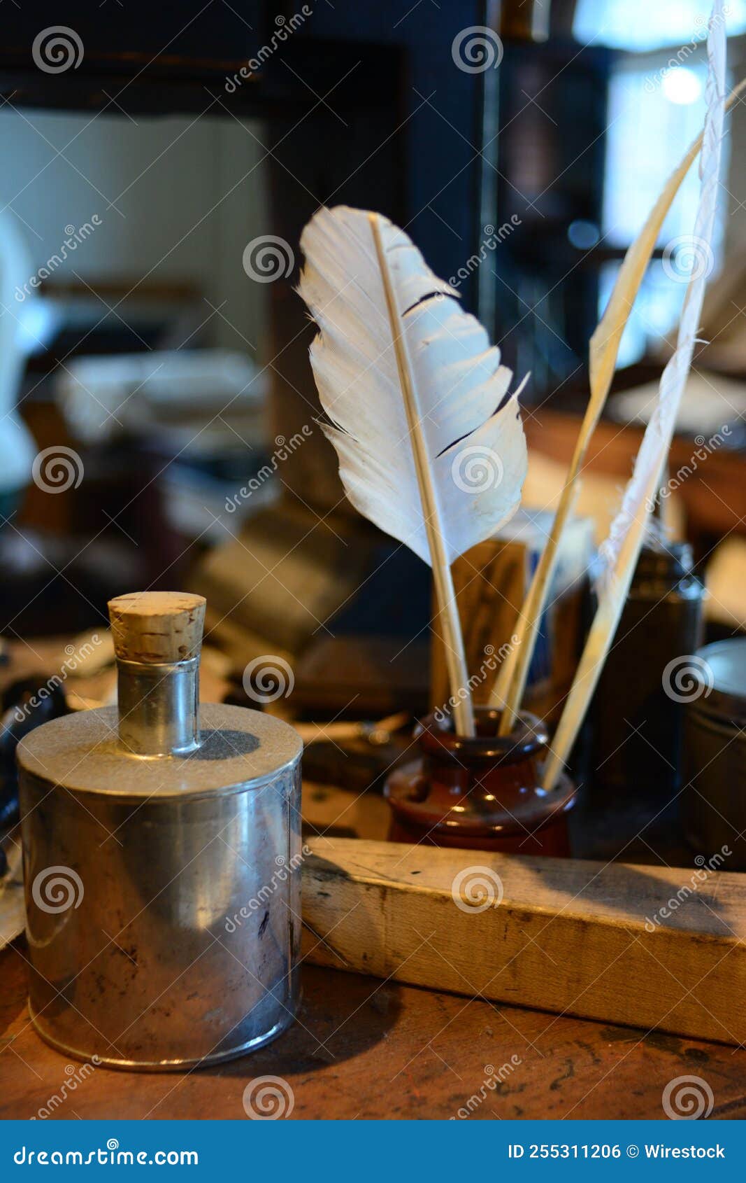 Plan Vertical D'un Stylo De Quill Et D'un Inkwell Sur Une Table Photo ...