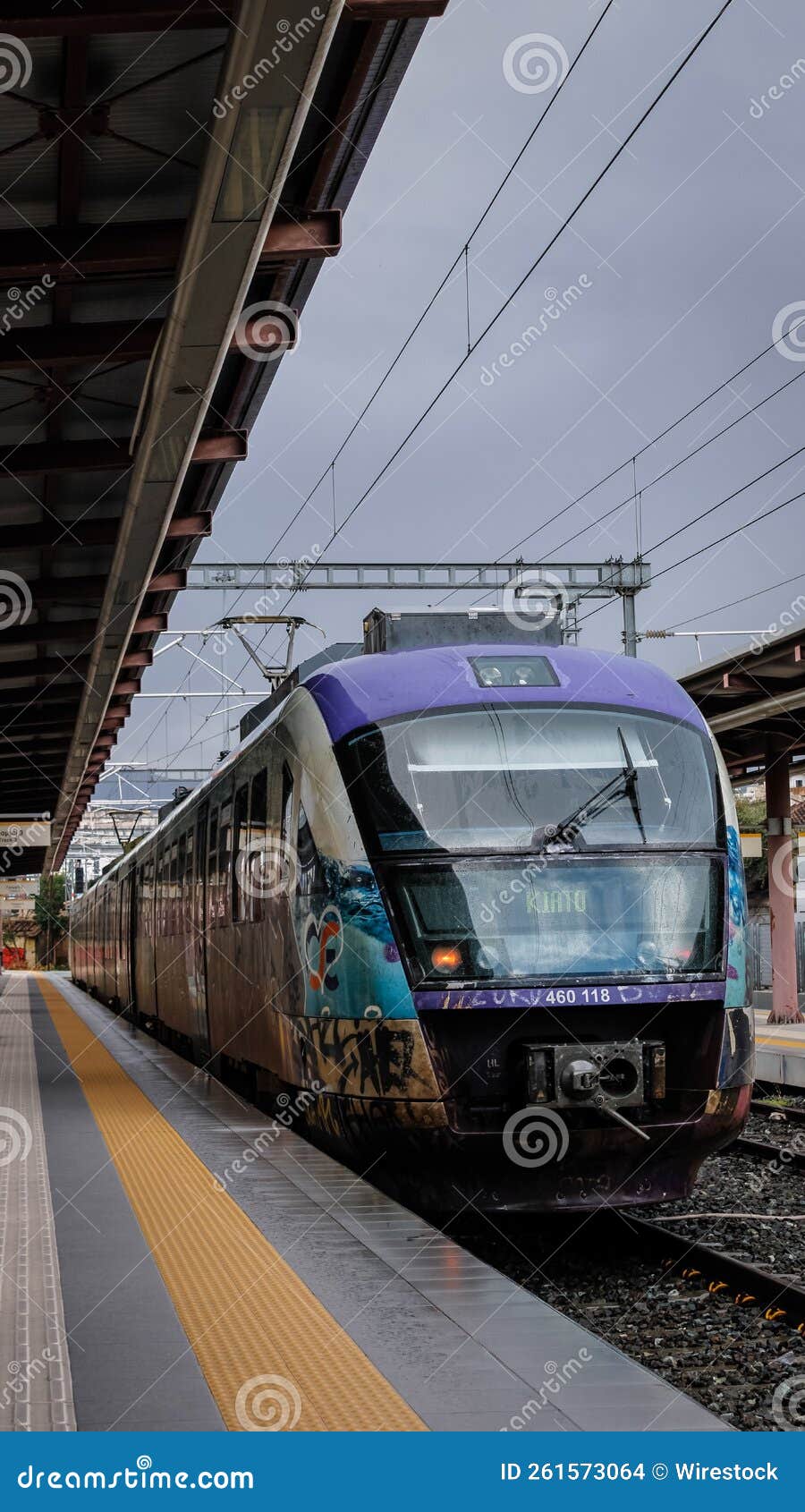 Plan Vertical D'un Train Dans La Gare Image stock éditorial - Image du ...
