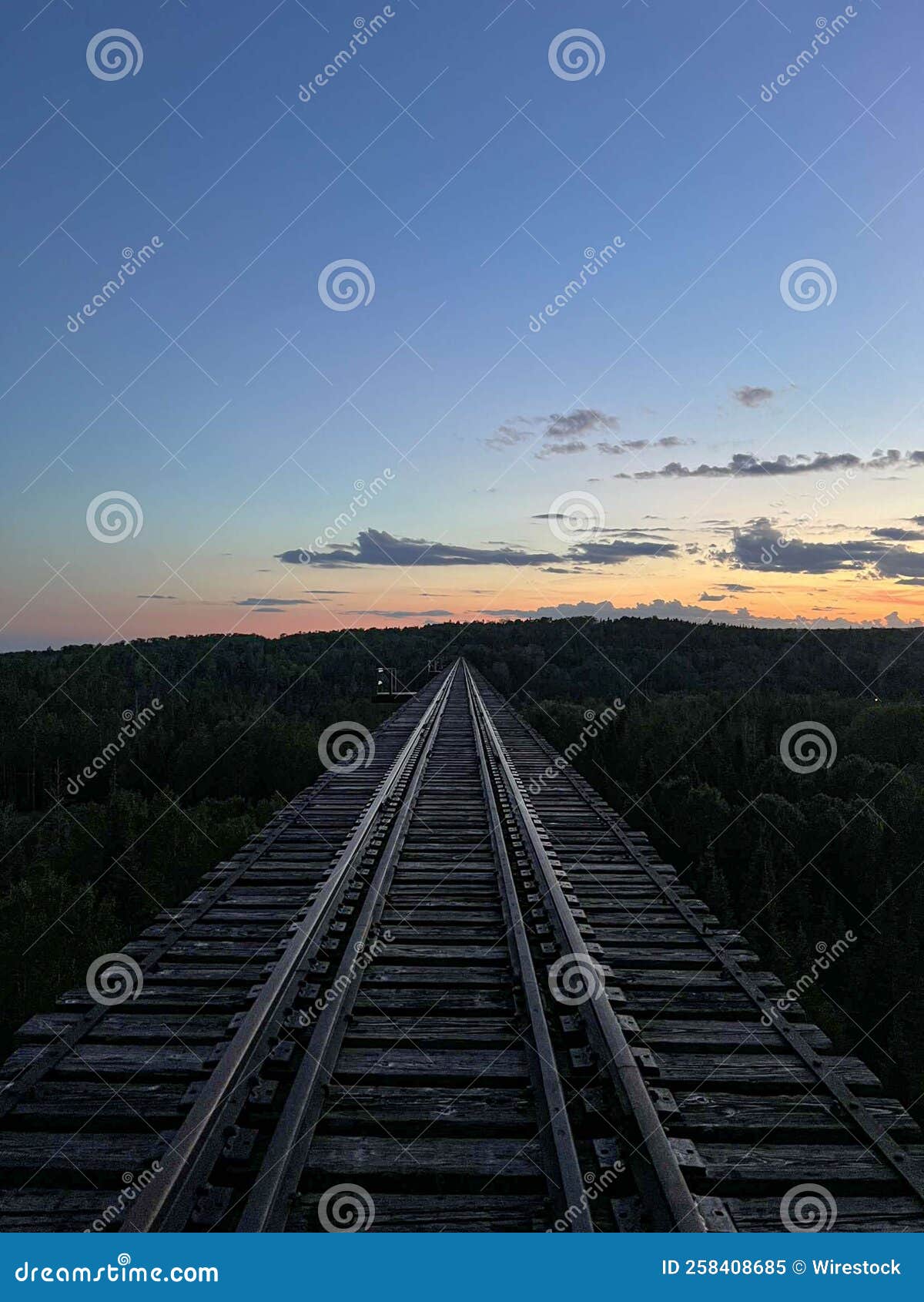Plan Vertical D'un Train Vide Image stock - Image du beau, sunset ...