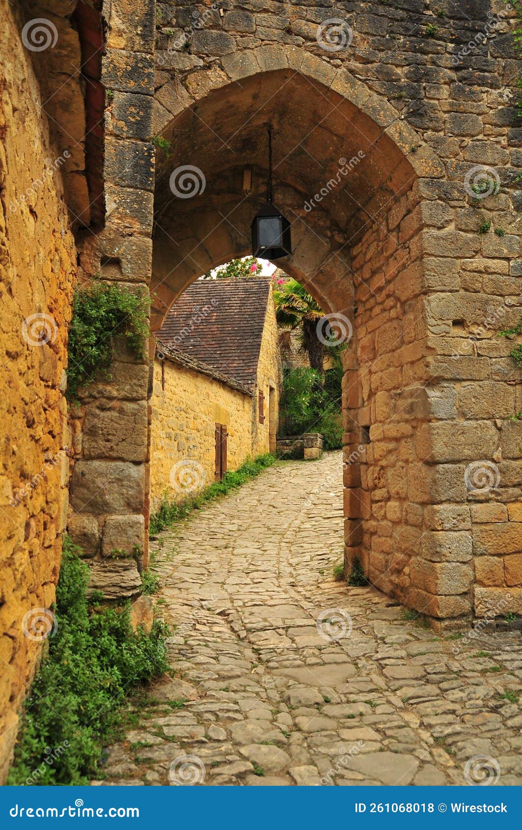 Plan Vertical D'une Arche En Pierre Dans La Rue Photo stock - Image du ...