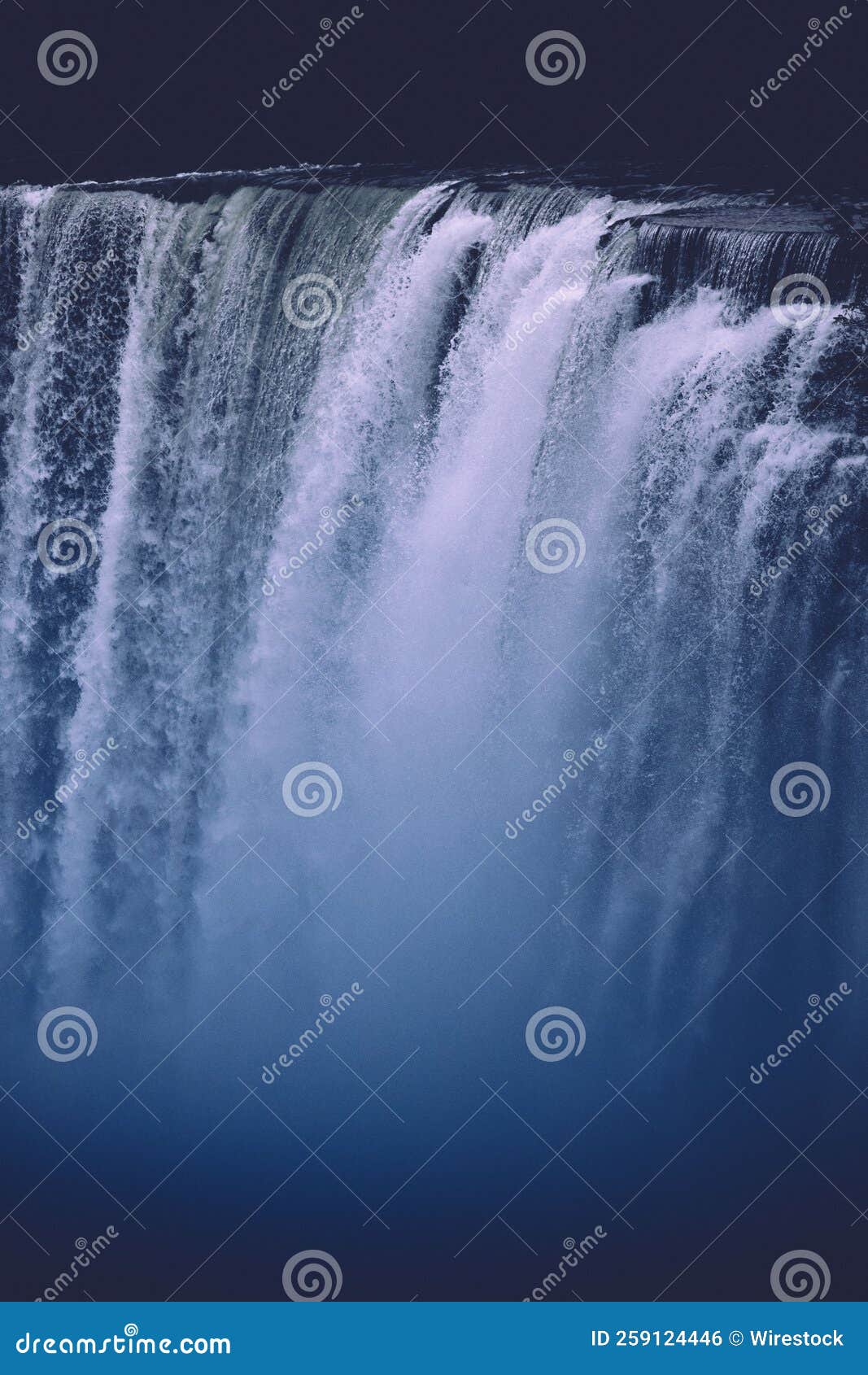 Plan Vertical D'une Belle Cascade Qui Descend Photo stock - Image du ...