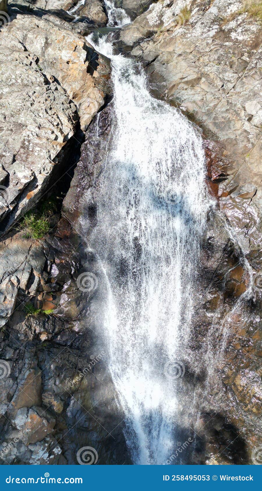 Plan Vertical D'une Cascade Image stock - Image du nature, texture ...