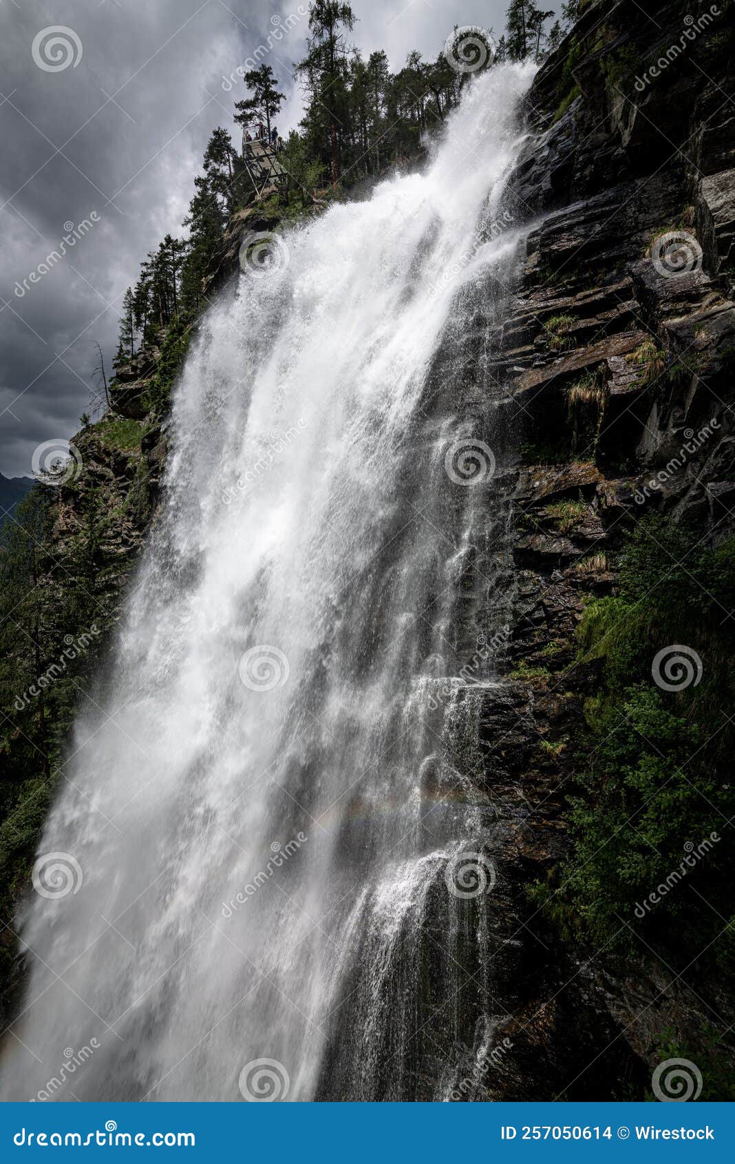 Plan Vertical D'une Cascade Mousseuse Qui Descend La Montagne Rocheuse ...