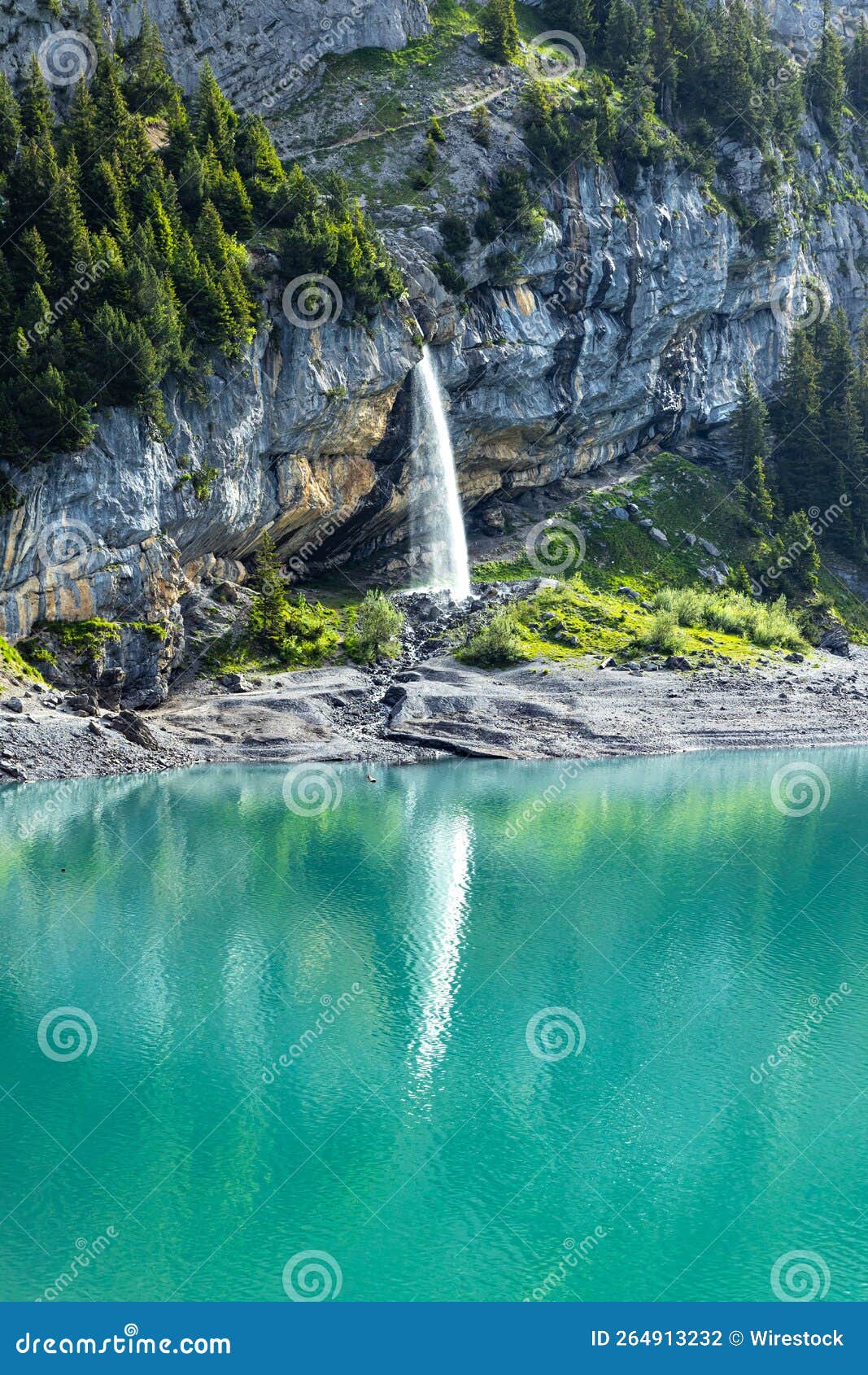 Plan Vertical D'une Cascade Qui Descend Avec Un Lac Paisible Au Premier ...