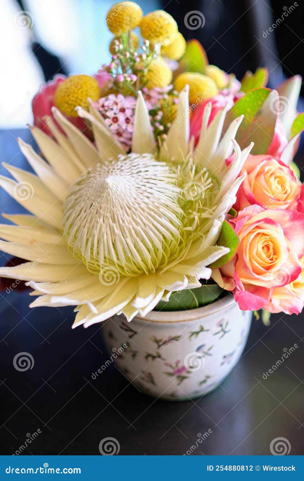 Plan Vertical D'une Composition Florale Dans Un Vase Sur La Table Photo ...