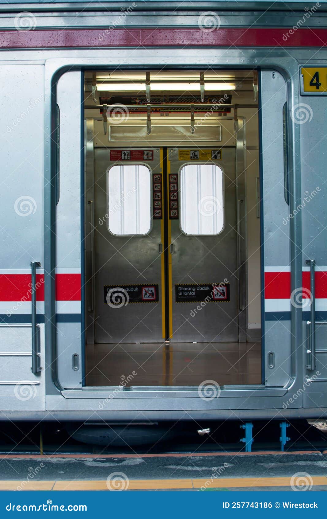 Plan Vertical D'une Porte De Train Ouverte Photo stock - Image du ...