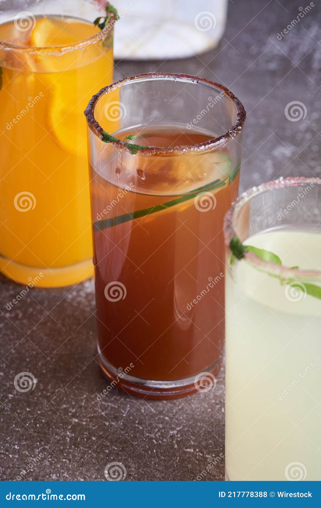 Plan Vertical De Différents Cocktails Sur La Table Photo stock - Image ...