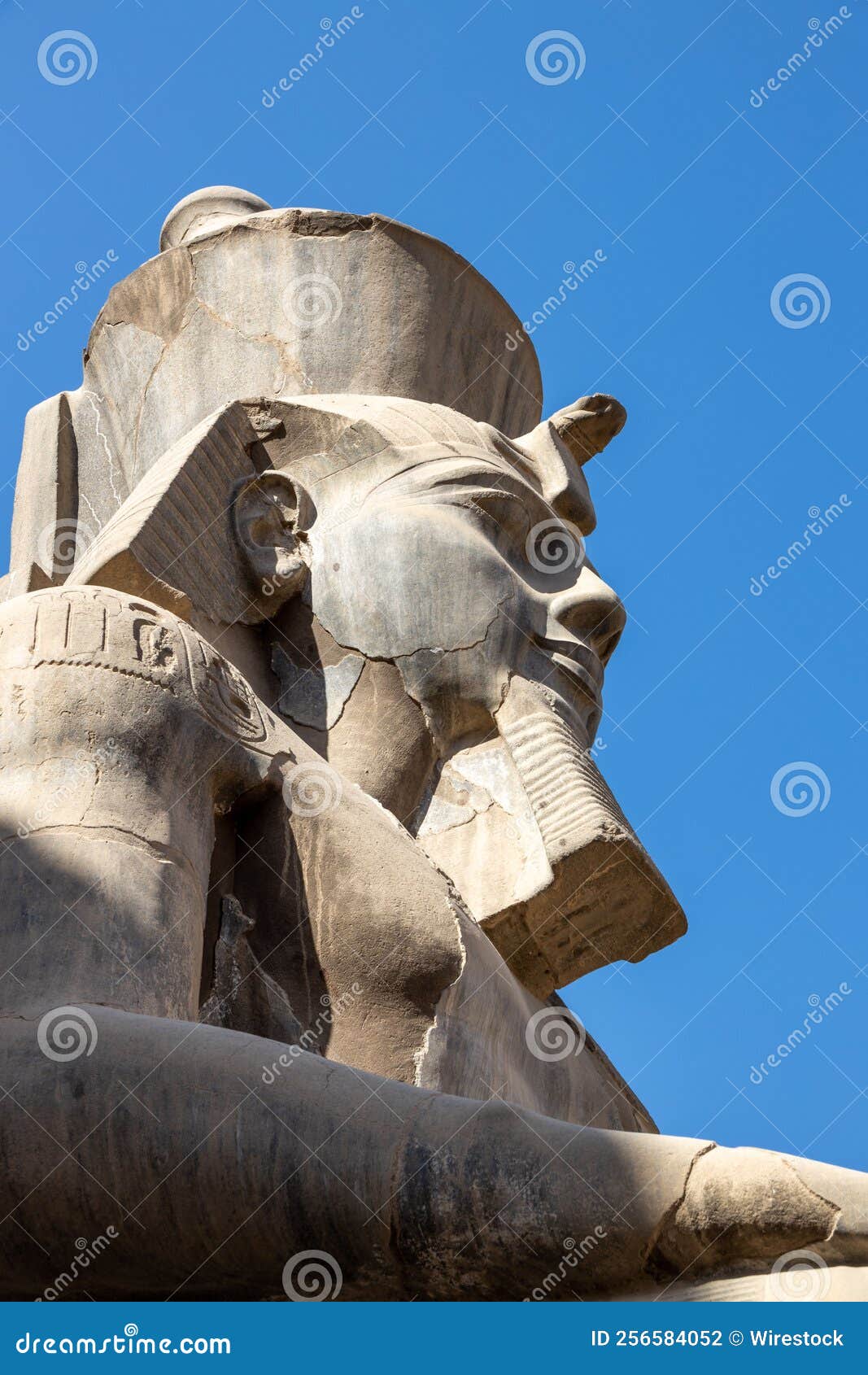 Plan Vertical De L'ancienne Statue De Ramesses Ii Au Complexe Du Temple ...