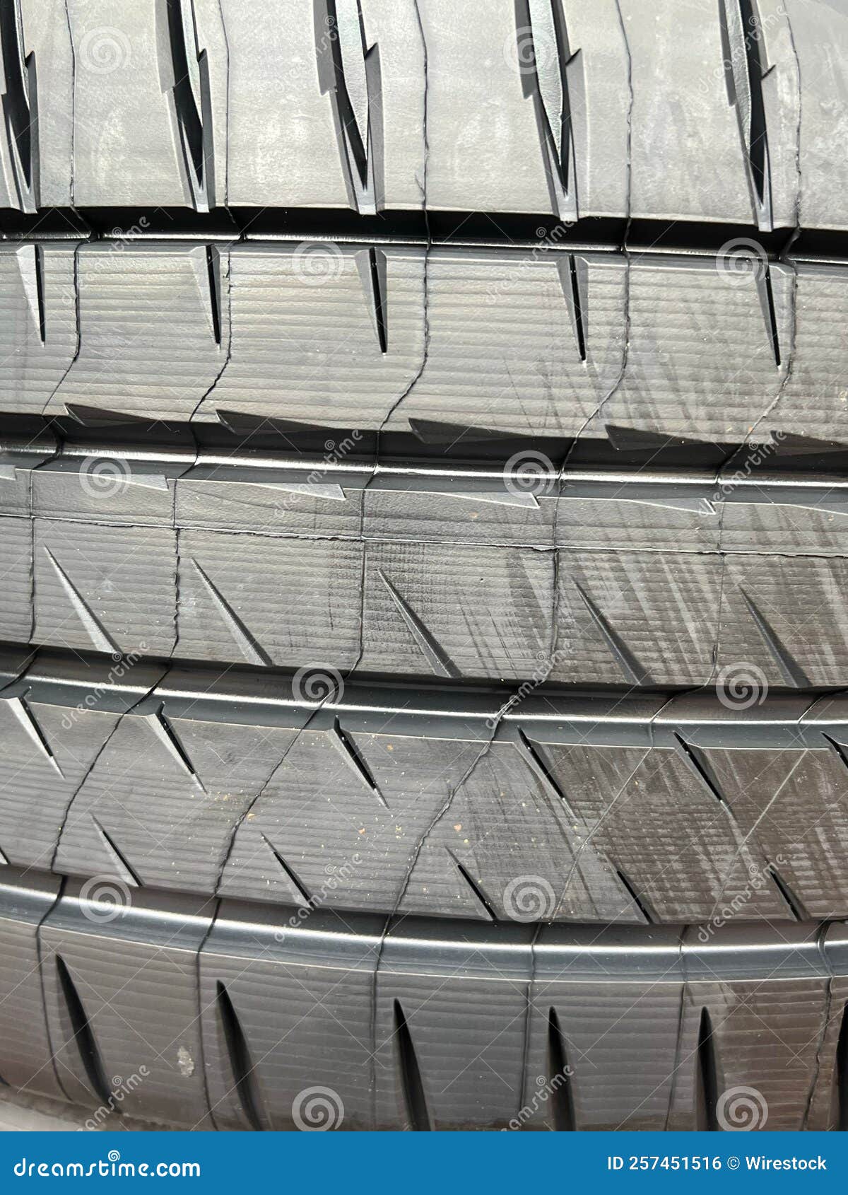 Plan Vertical De La Texture Du Pneumatique De Roue Photo stock - Image ...