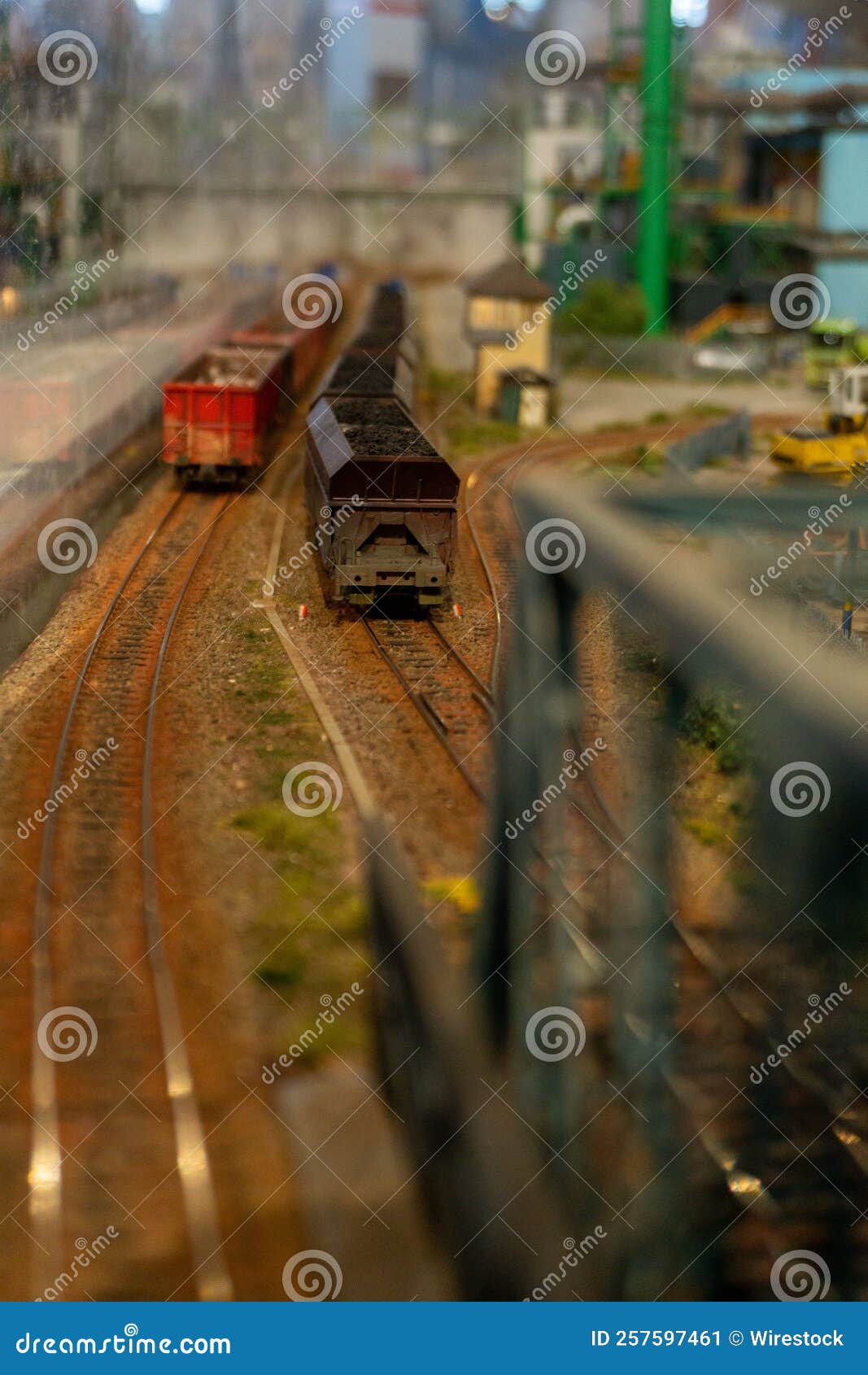 Plan Vertical De Maquettes De Train Sur Un Chemin De Fer Image stock ...
