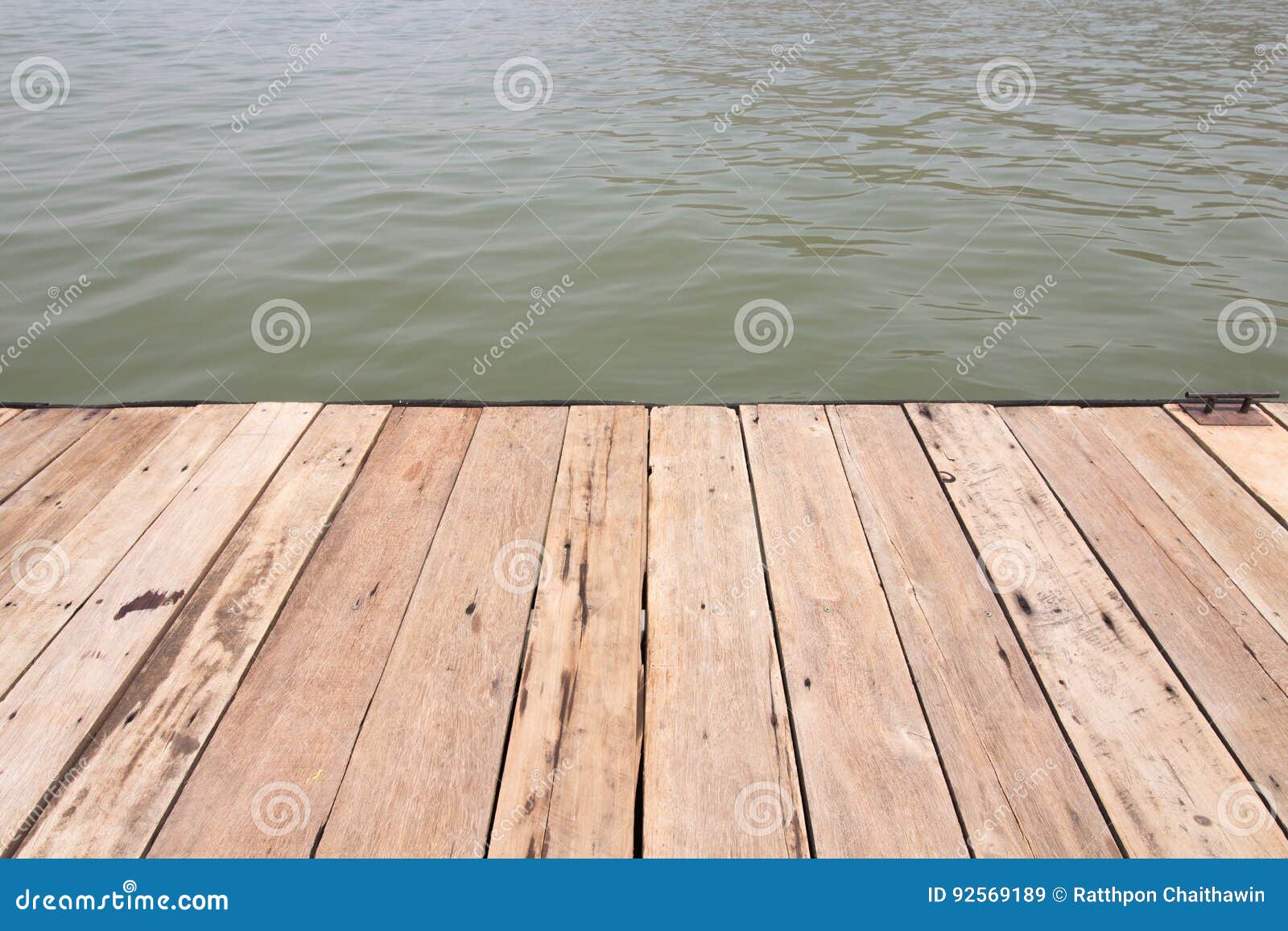 Planche De Radeau En Bois Du Brun Image stock - Image of angle, panneau ...
