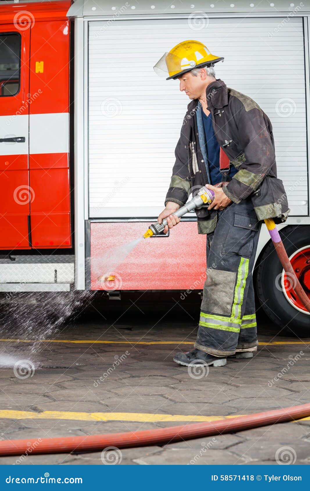 Plancher De Spraying Water on De Sapeur-pompier Pendant Photo stock ...