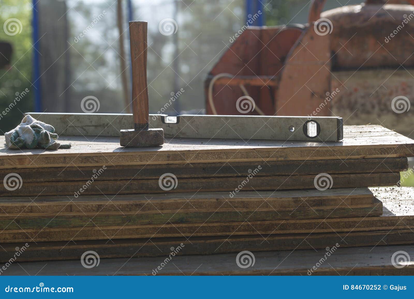 Planches Et Outils En Bois Sur Le Chantier De Construction Photo stock ...