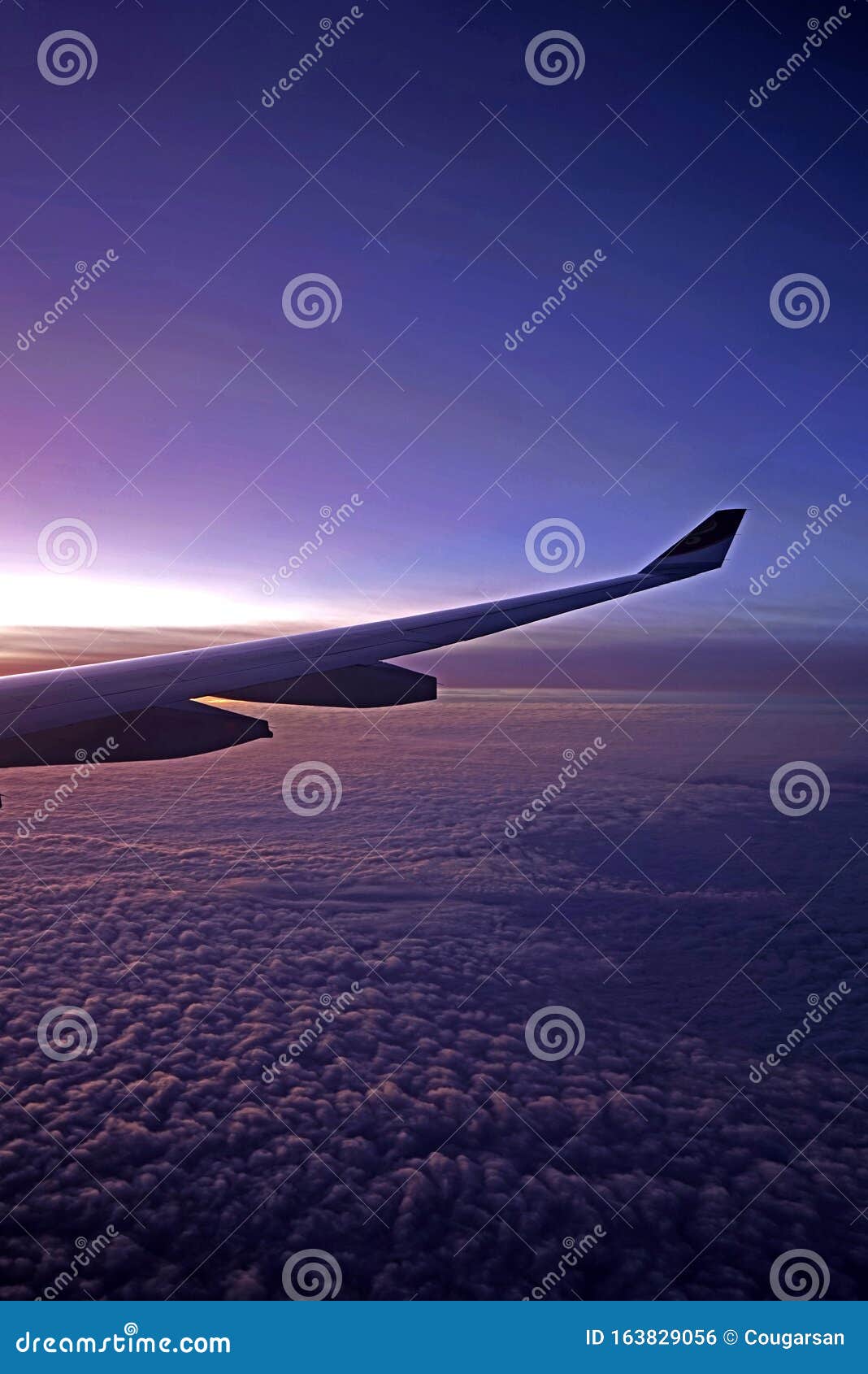 Plane, Aeroplane Wing, Clouds, Gradient Sky from Aerial View Stock ...