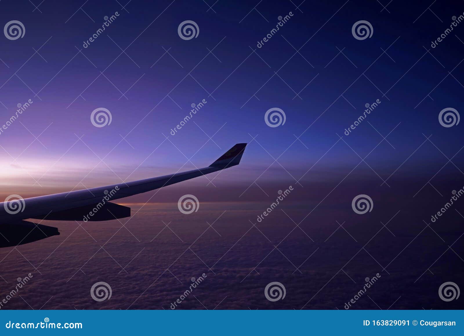 Plane, Aeroplane Wing, Clouds, Gradient Sky from Aerial View Stock ...