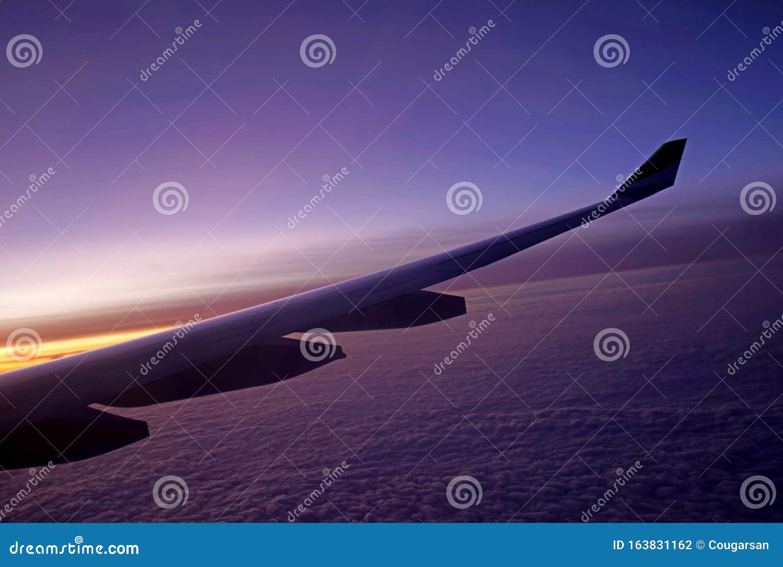 Plane, Aeroplane Wing, Clouds, Gradient Sky from Aerial View Stock ...