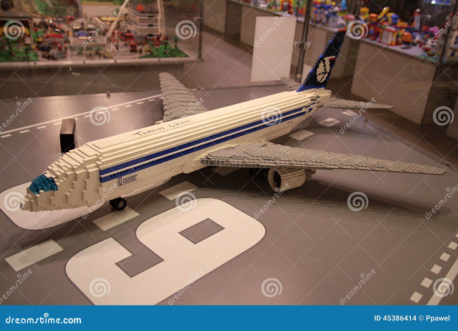 The plane at the airport editorial stock image. Image of plane - 45386414