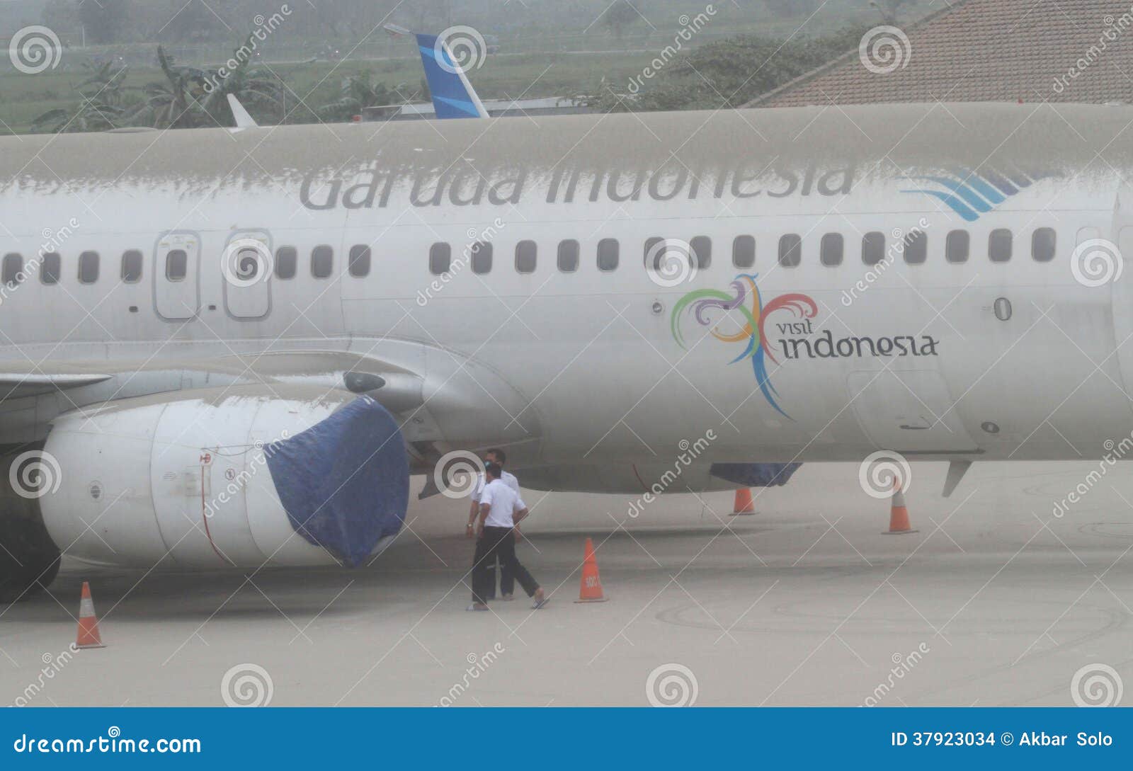 Plane Covered by Volcanic Ash from Mount Kelud Eruption Editorial Stock ...