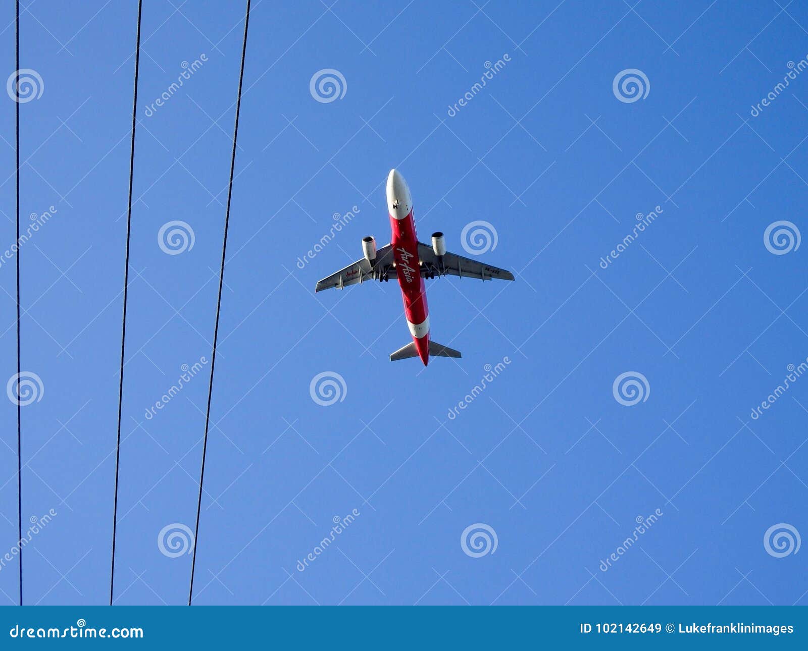 Plane flying overhead editorial stock image. Image of blue - 102142649