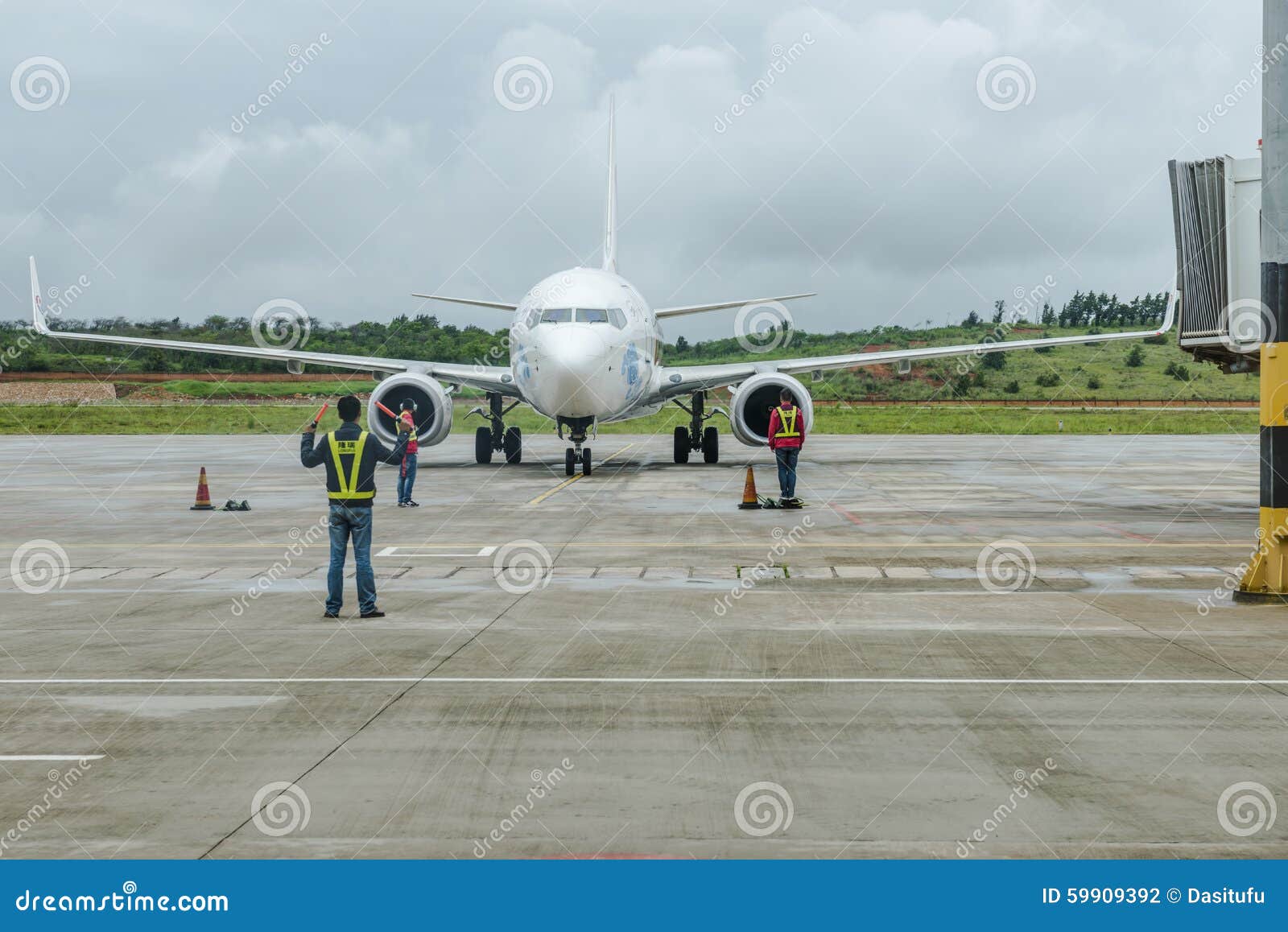 Plane and ground crews editorial photography. Image of crews - 59909392