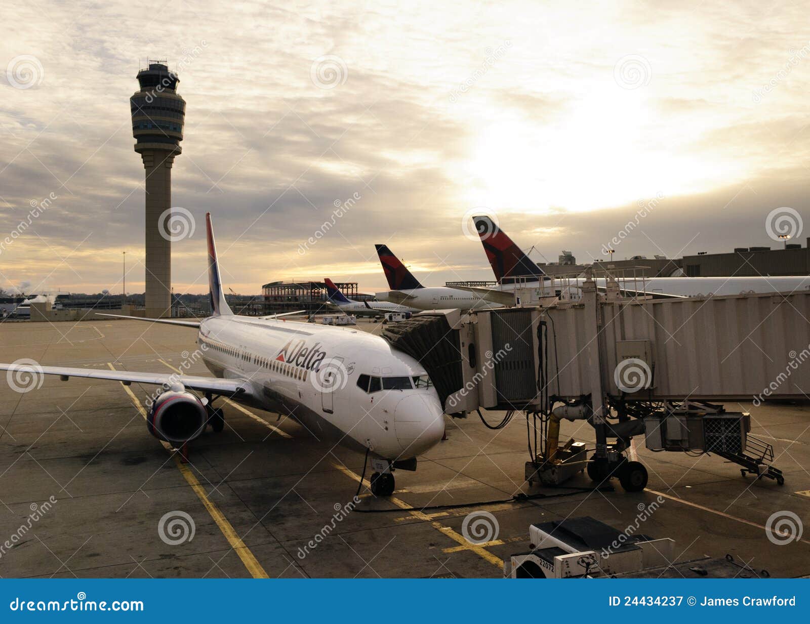 Plane Refueling at Hartsfield-Jackson Terminal Editorial Photography ...