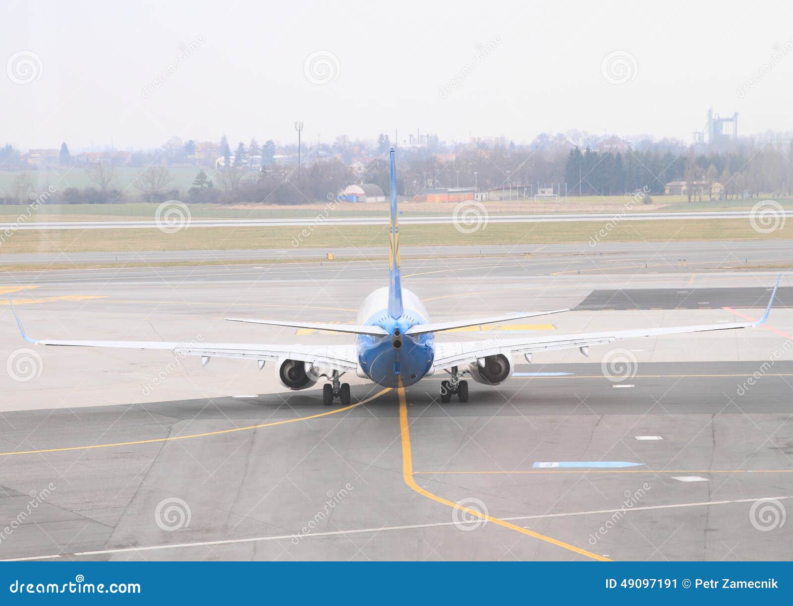 Plane rolling stock image. Image of arrival, rolling - 49097191